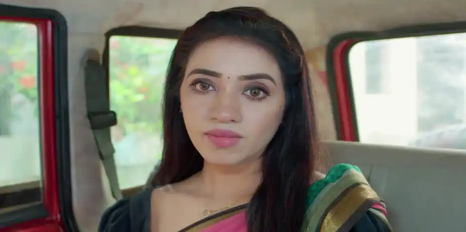 Watch Karthigai Deepam S1 E984 - Maya Escapes From the Police on Zee5 ...