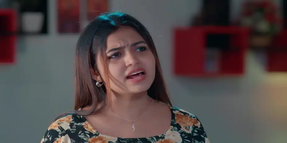 Watch Durga S1 E6 - Girija Follows Durga on Zee5 with Tata Play Binge