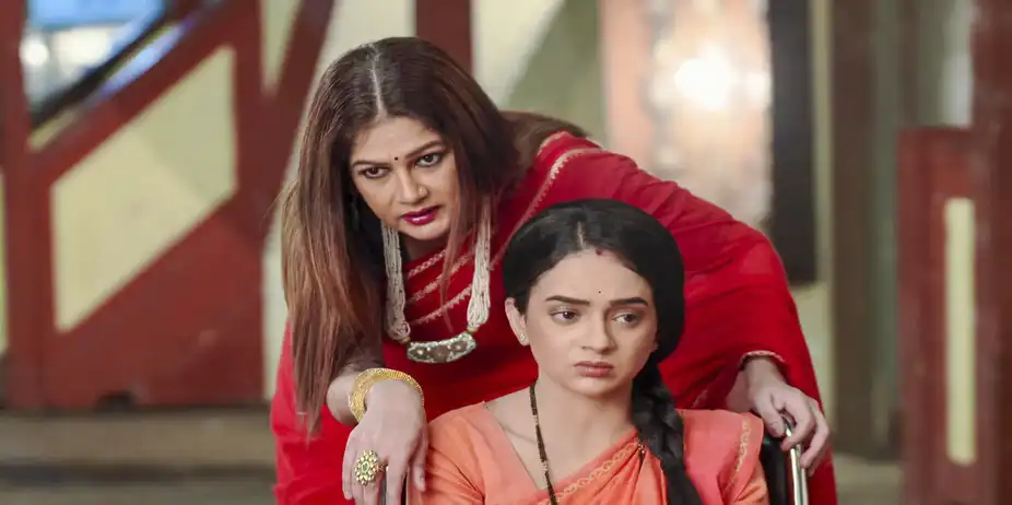 Watch Aboli S1 E246 - Aboli Faces Vijaya's Ultimatum on JioHotstar with ...