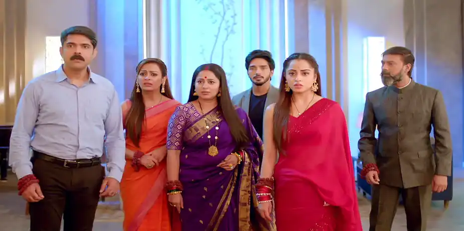 Watch Adhe Kangal S1 E267 - The Family Is Suspicious on Hotstar with Tata Play Binge