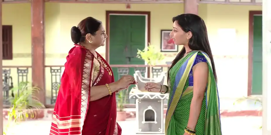 Watch Goth S13 E98 - Radha Warns Bayo Aaji on Hotstar with Tata Play Binge