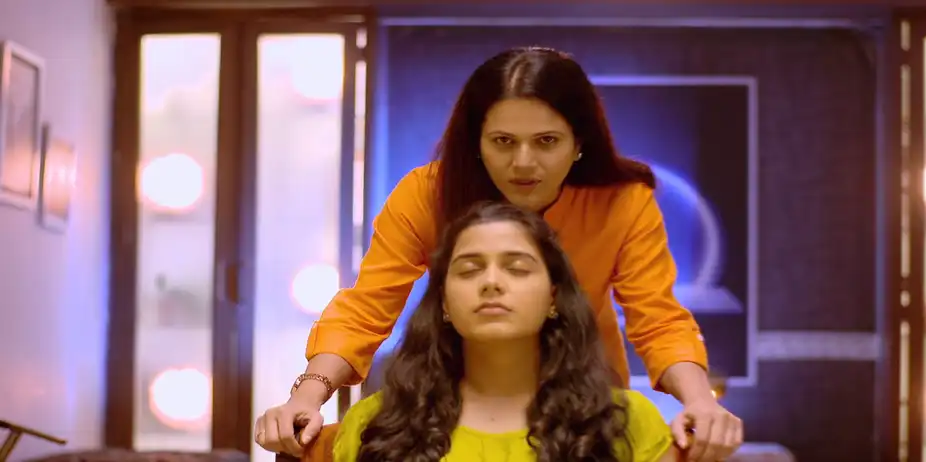 Watch Tumchi Mulgi Kay Karte? S2 E175 - Tula Nemka Kaay Disla and other ...
